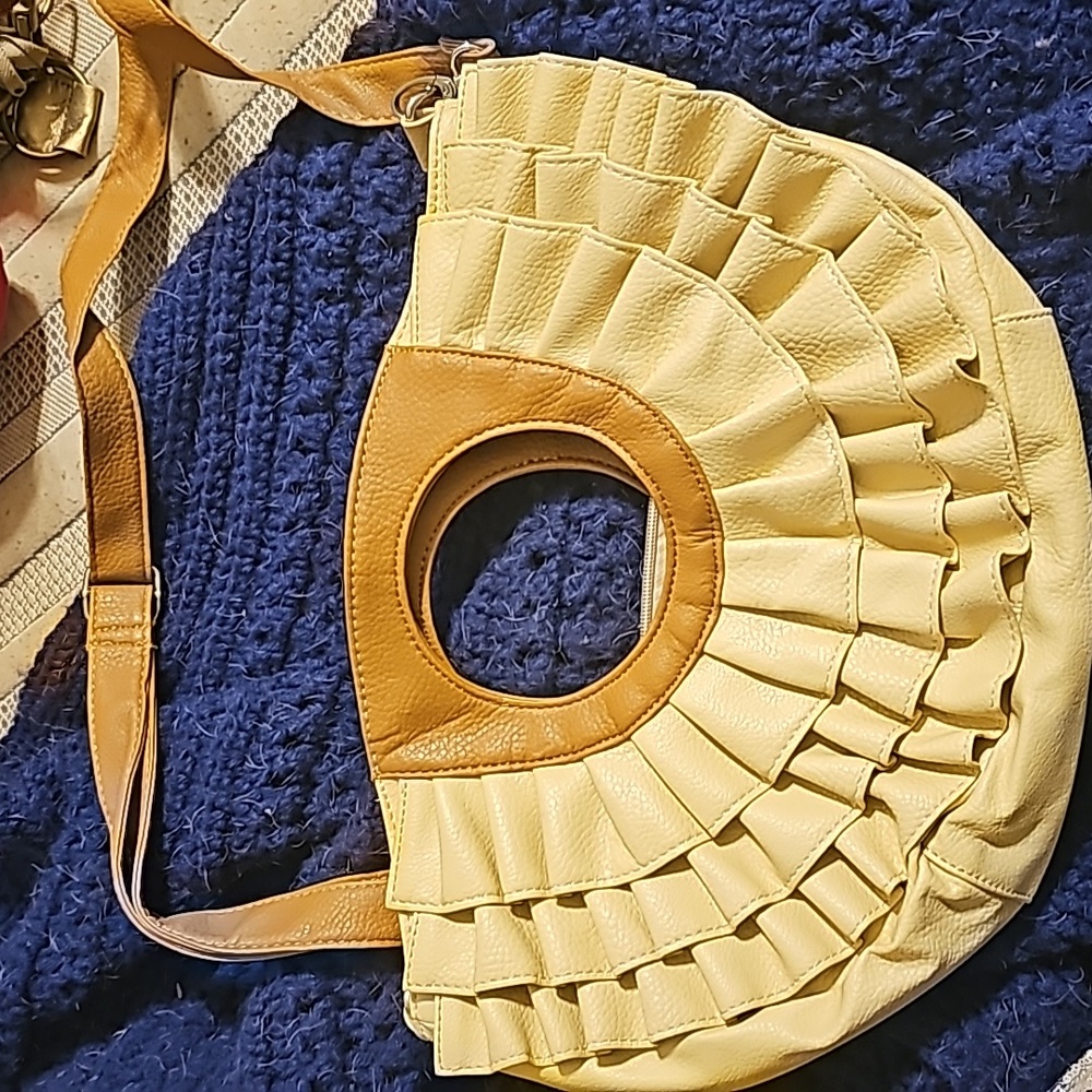Adorable Ruffle Fan Style Vintage Purse! Tan Unique S… - Gem